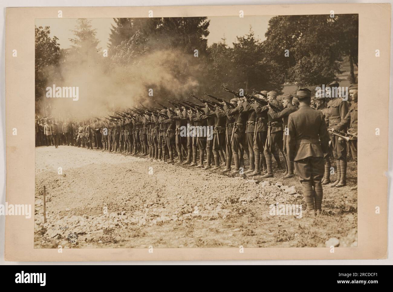 American soldiers loading artillery shells during World War One Stock ...