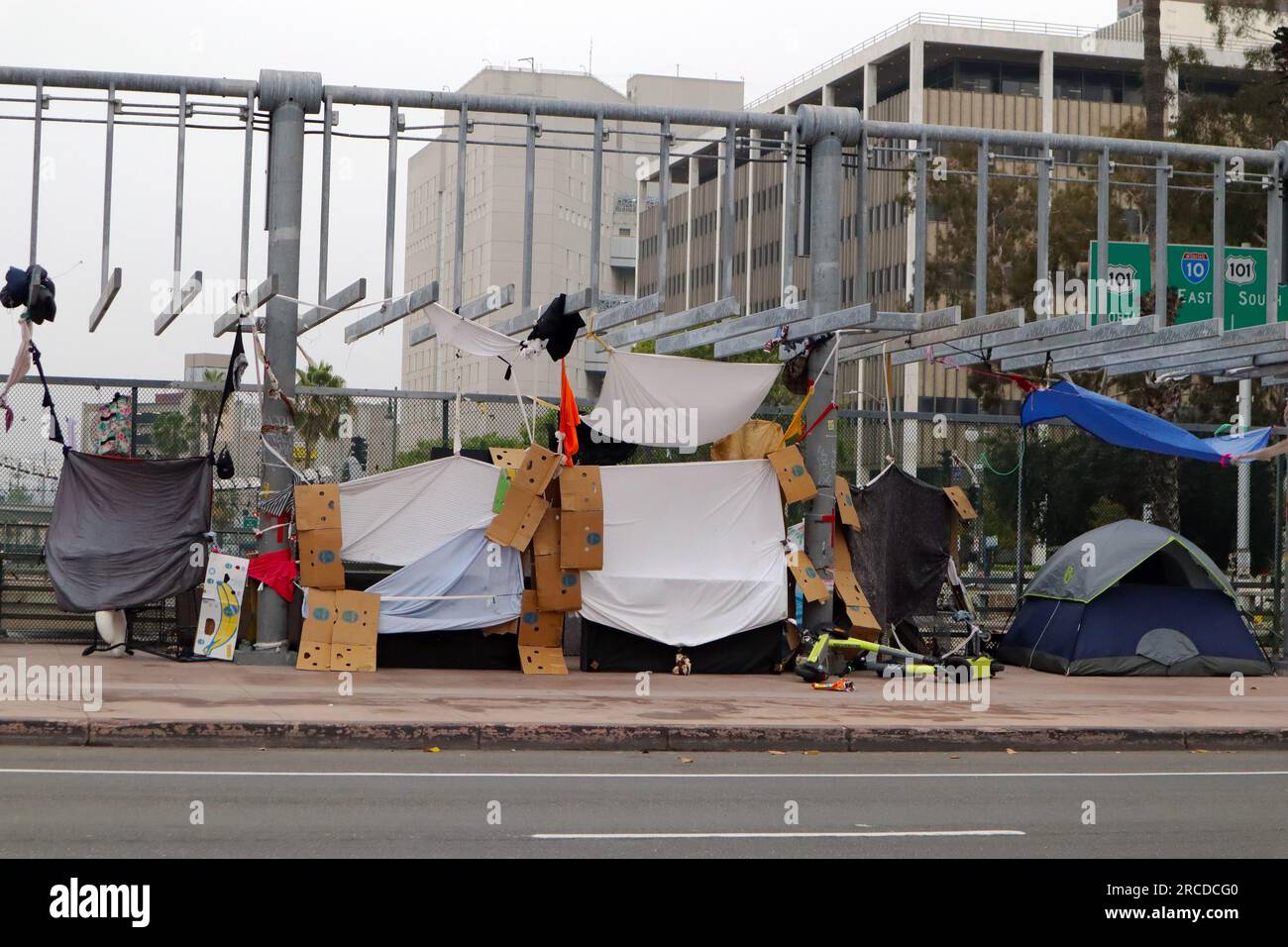 Los Angeles, California: Homeless houses in downtown Los Angeles Stock ...