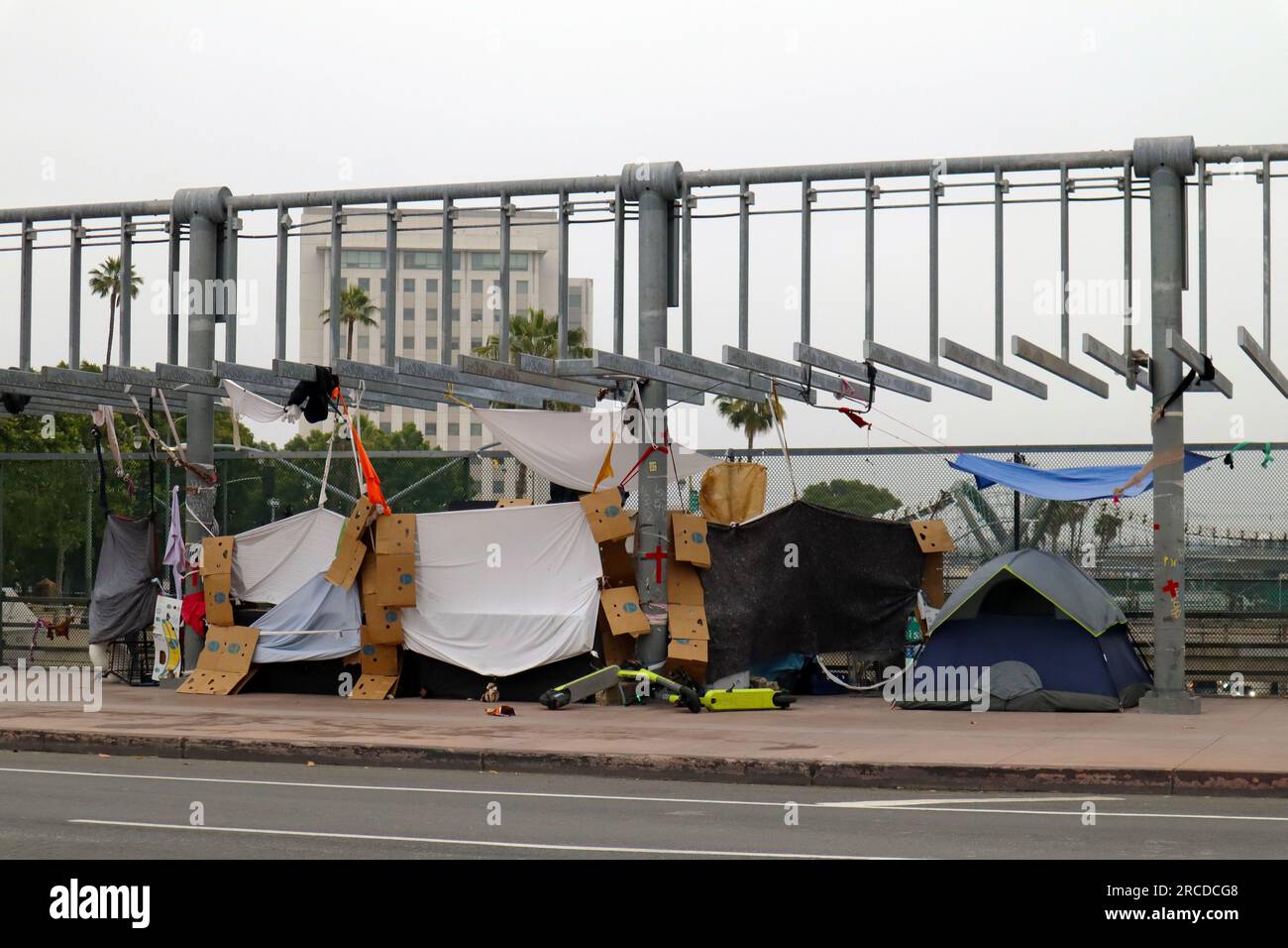 Los Angeles, California: Homeless houses in downtown Los Angeles Stock ...