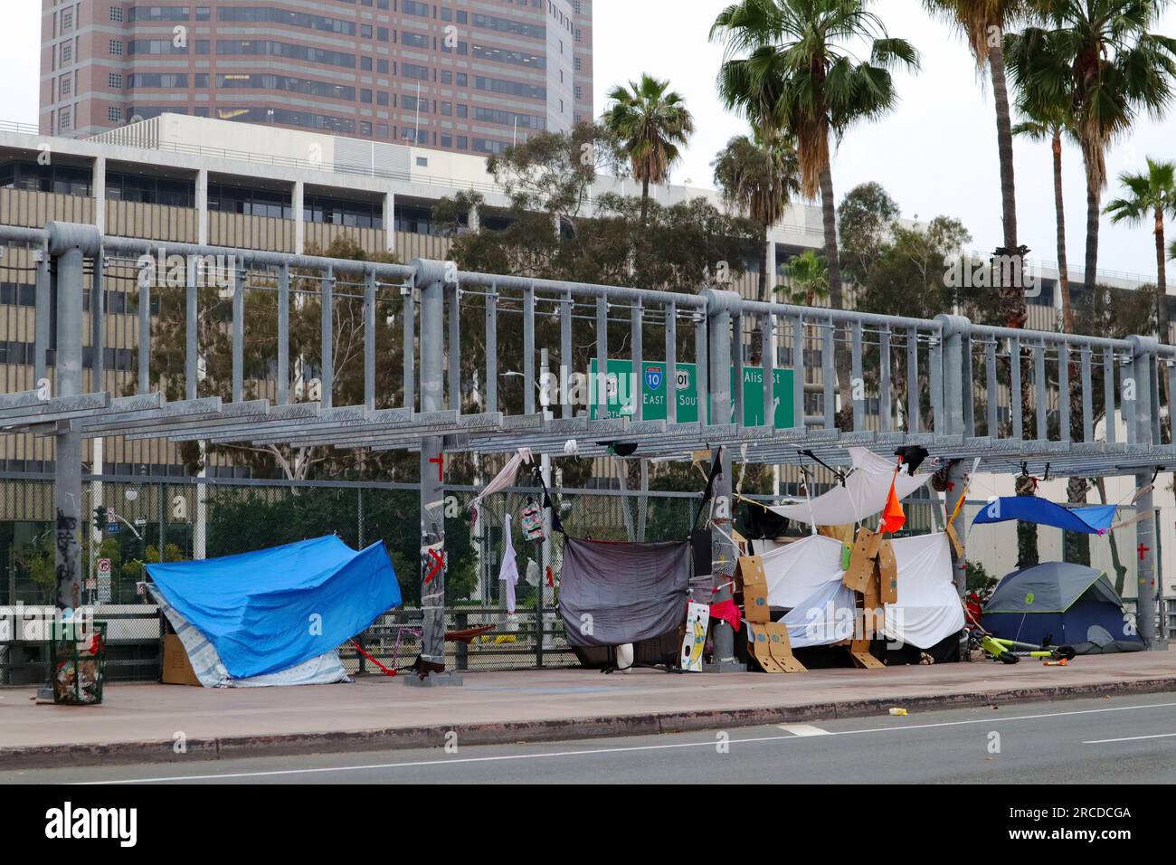 Los Angeles, California: Homeless houses in downtown Los Angeles Stock ...