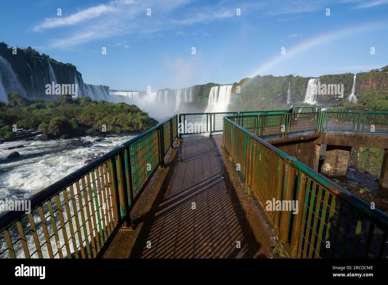 Beautiful view to catwalk for tourists over waterfalls in Iguassu Stock ...