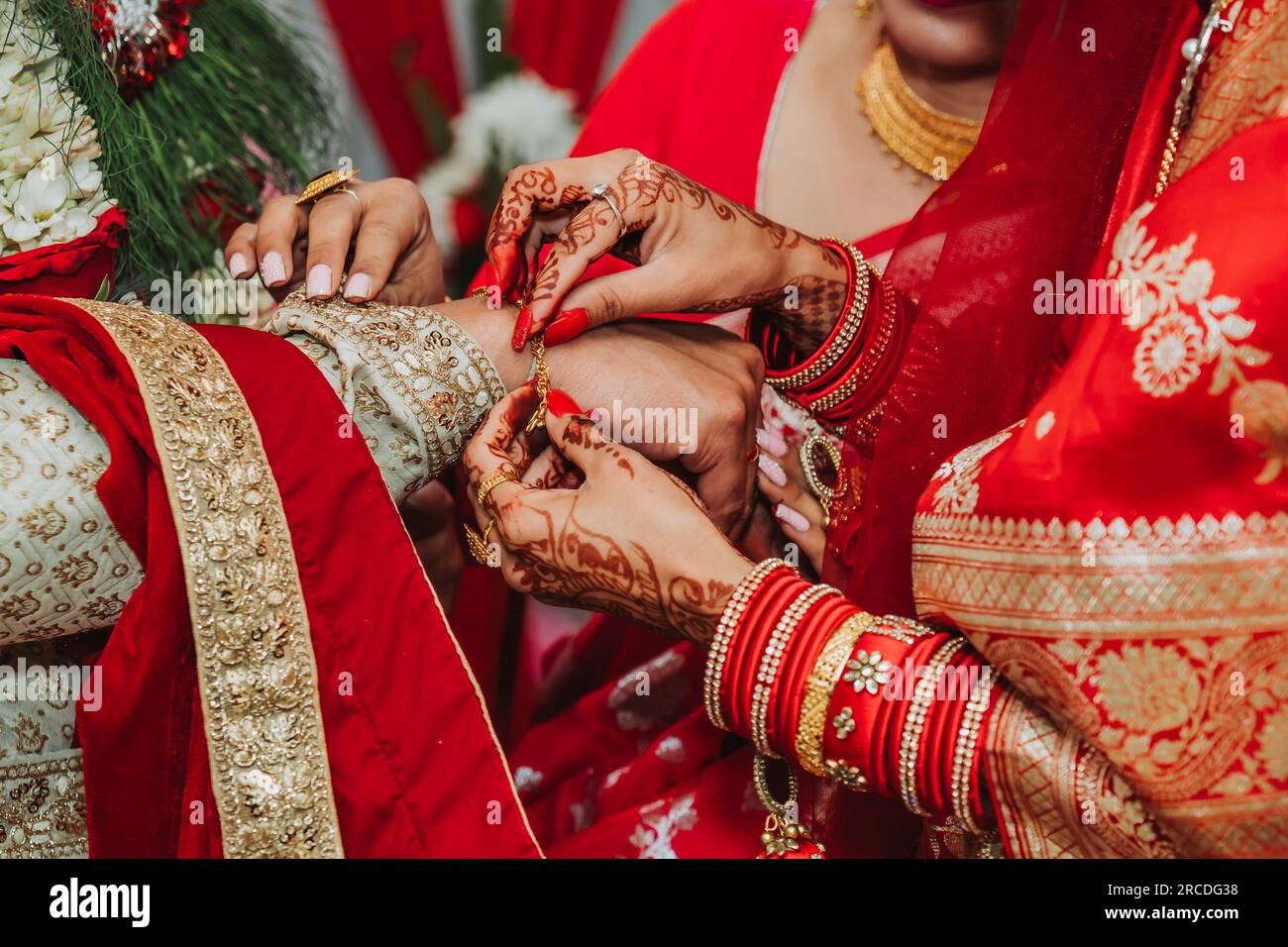 Hindu Bride and groom Performing wedding rituals on wedding day Stock ...