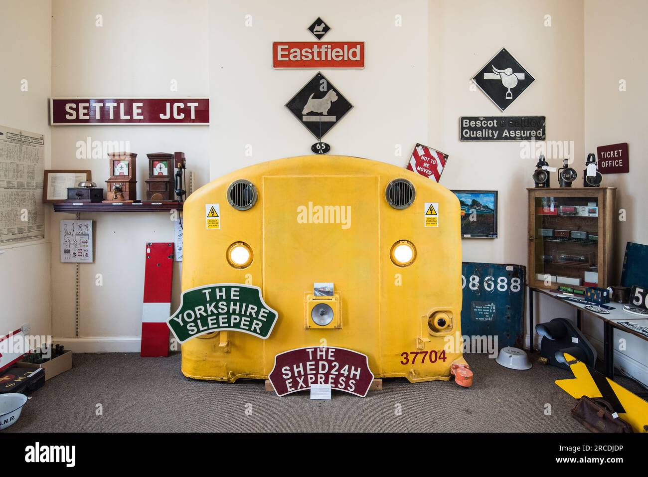 Working lights on nose cone of former 37704 hi-res stock photography ...