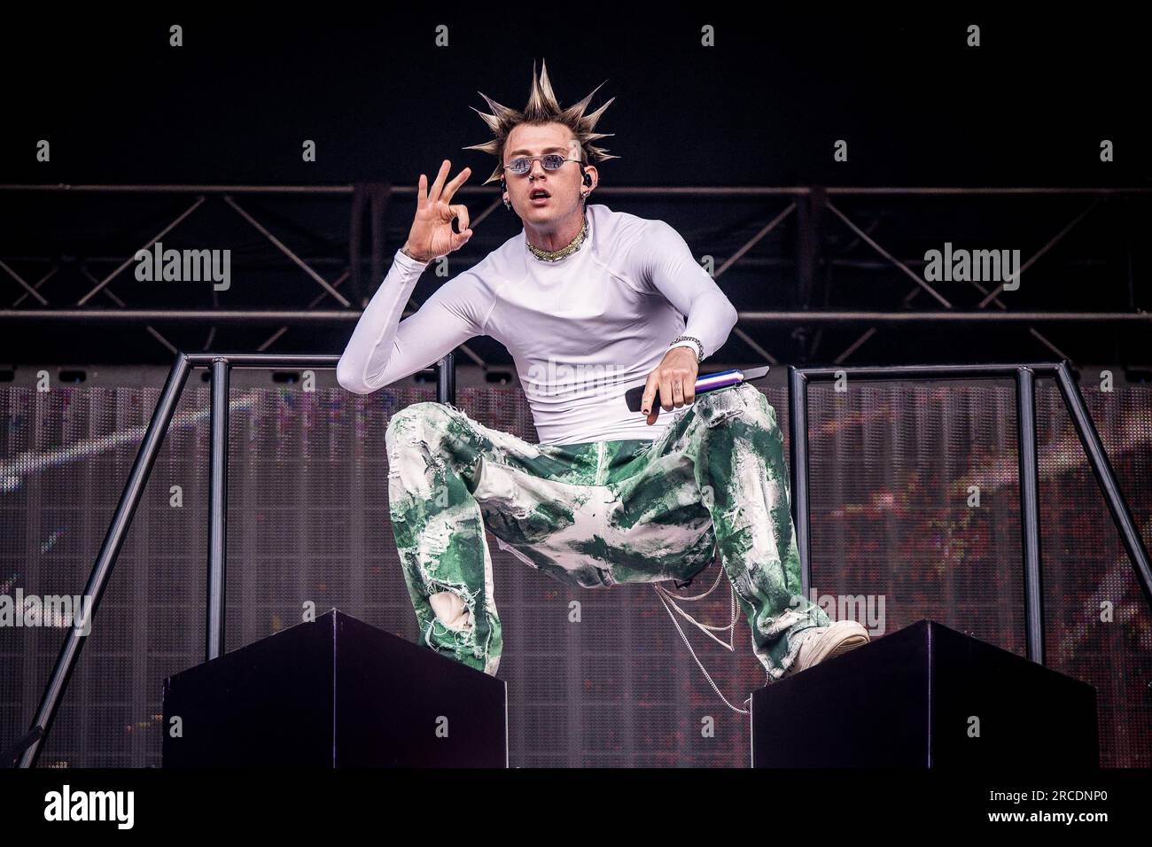 Machine gun kelly wearing stage outfit hi-res stock photography and ...