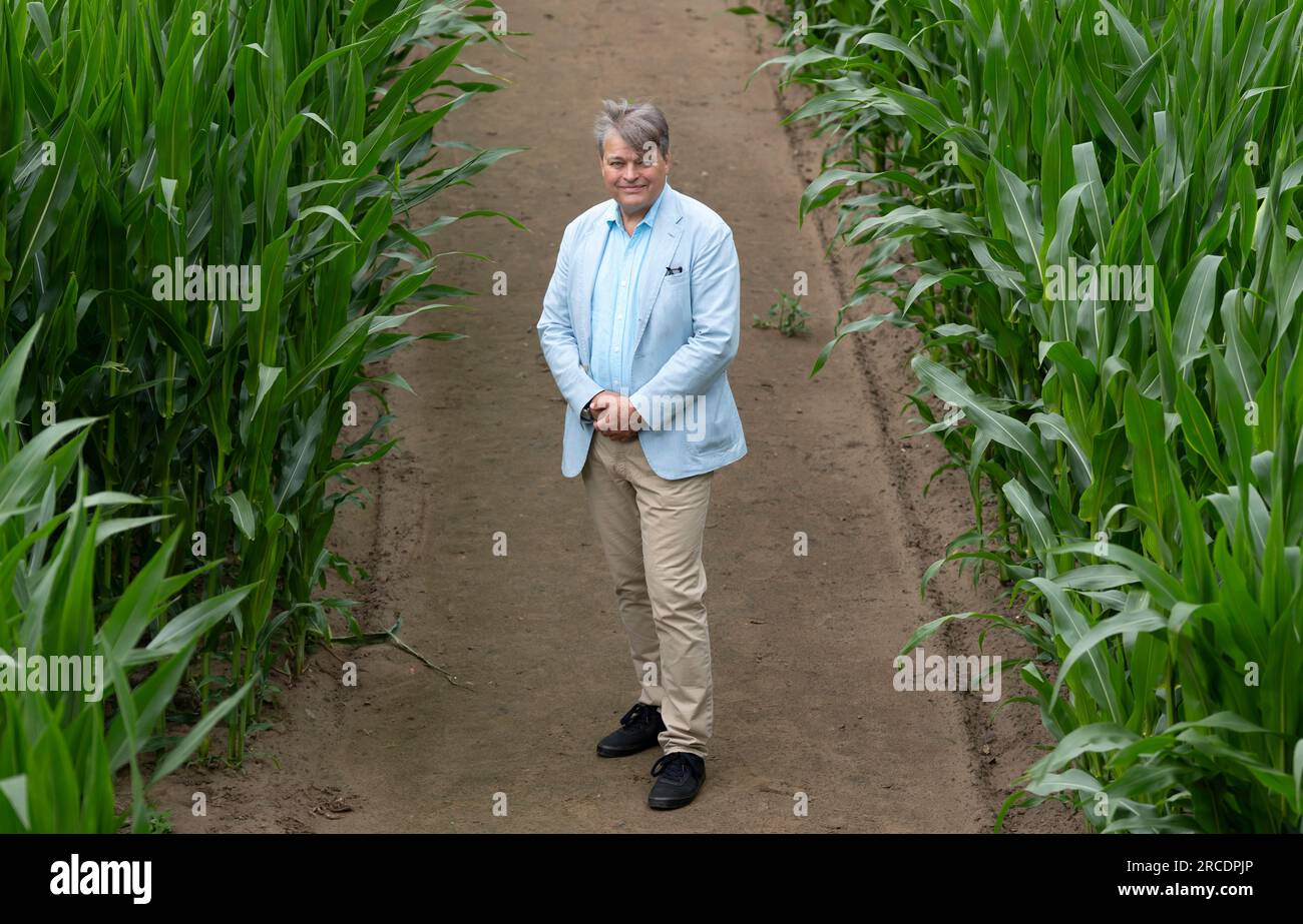 George Herbert, 8th Earl of Carnarvon - the great-grandson on the 5th ...