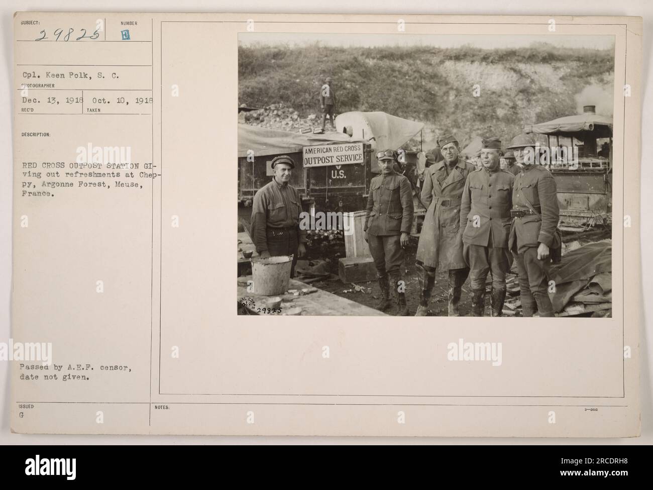 American soldiers in the Argonne Forest at Meuse, France, receiving ...