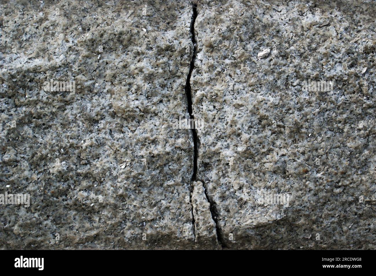Cracked stone wall hi-res stock photography and images - Alamy