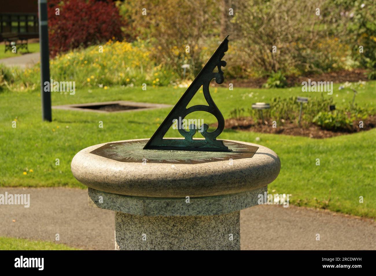 Sundial column hi-res stock photography and images - Alamy