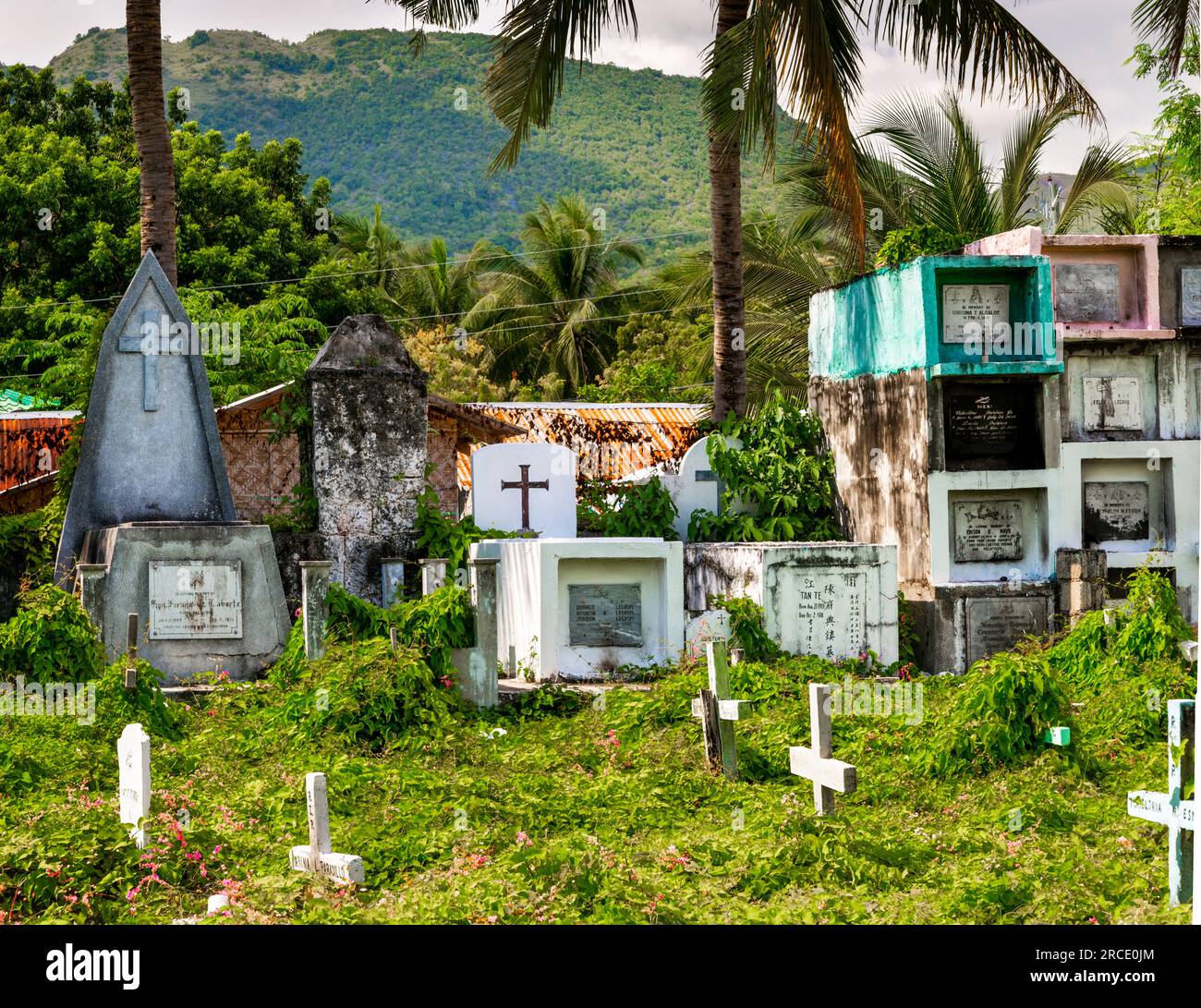 Interesting graveyard,next to the sea at Oslob,full of many tombs ...