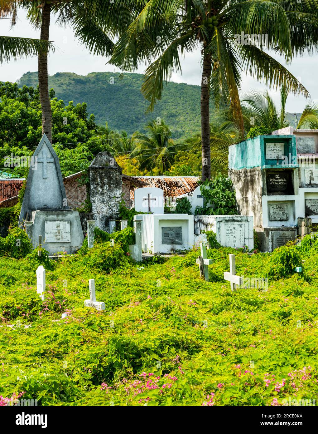 Interesting graveyard,next to the sea at Oslob,full of many tombs ...