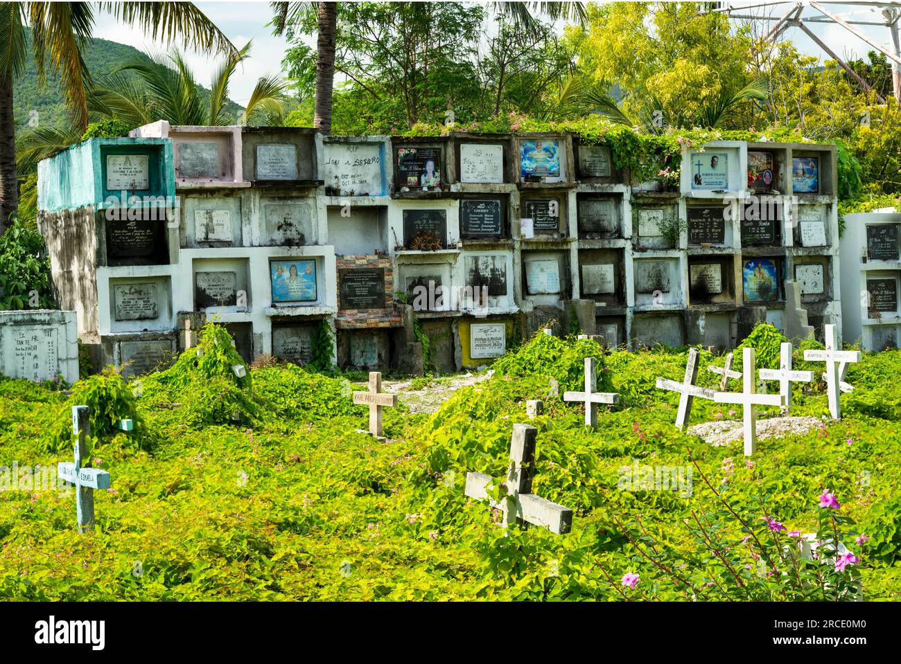 Interesting graveyard,next to the sea at Oslob,full of many tombs ...