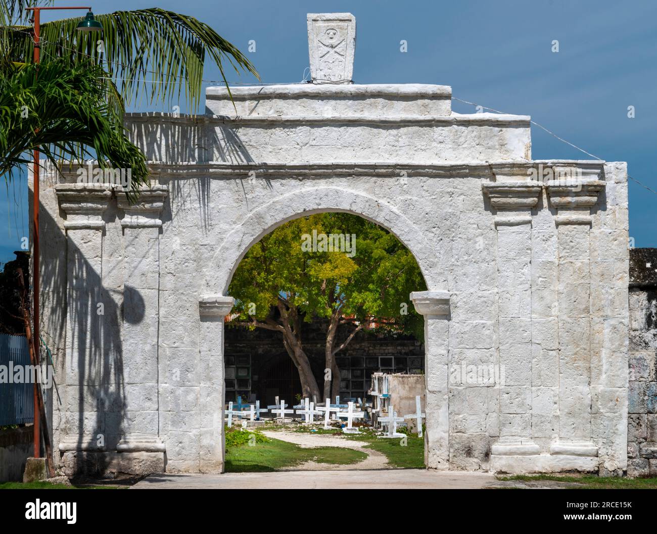 White crucifixes hi-res stock photography and images - Alamy