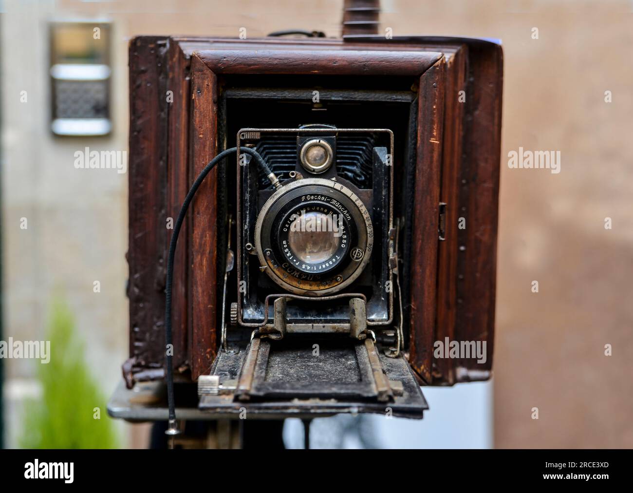 Old vintage big studio camera hi-res stock photography and images - Alamy