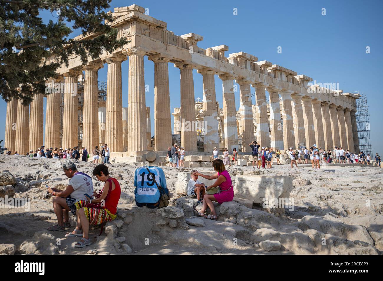 Athen, Greece. 14th July, 2023. Tourists rest in the shade during their ...