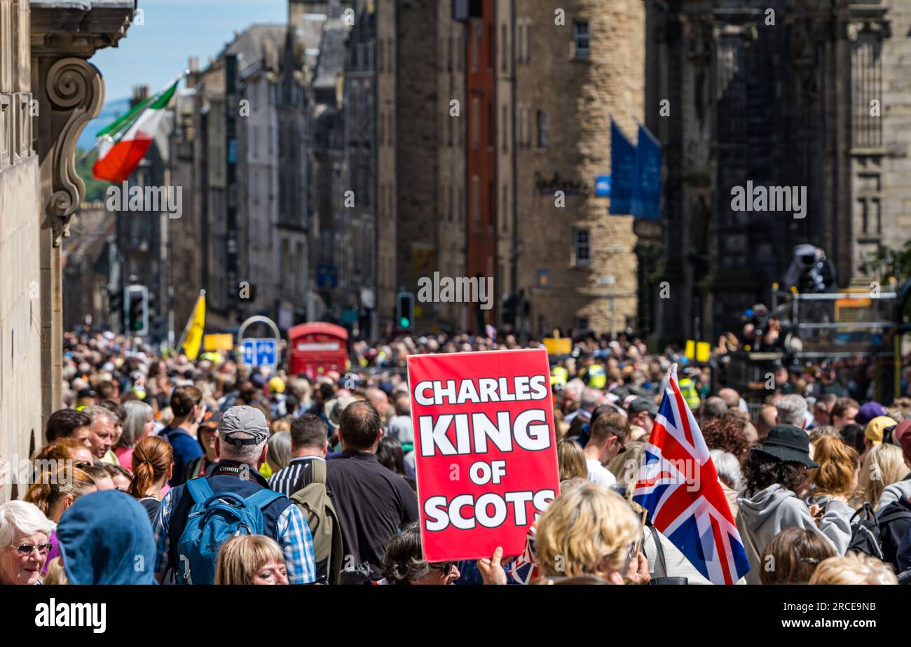 Royal supporter, Service of Thanksgiving for Charles III, Royal Mile ...