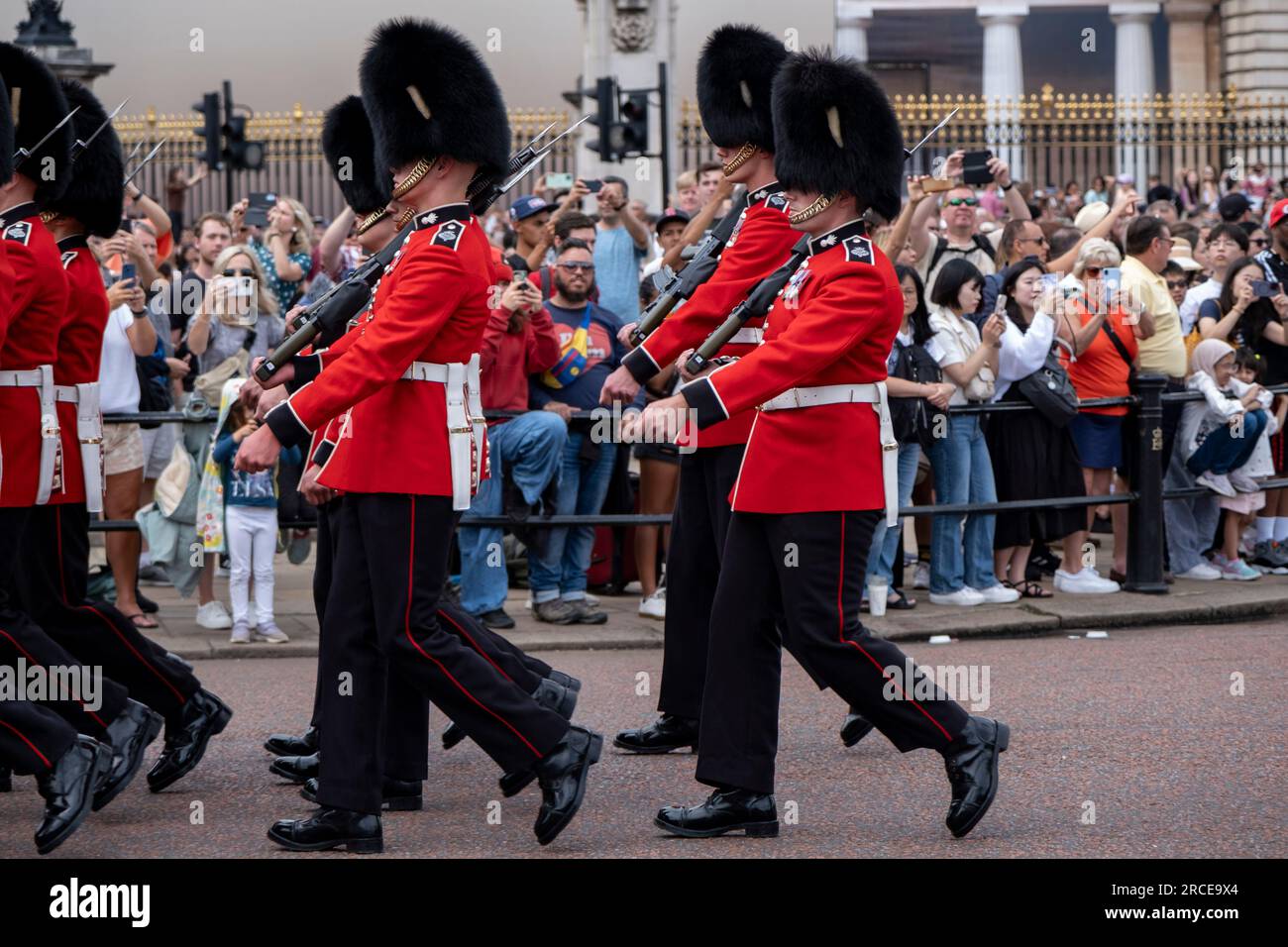 Kings guard buckingham palace hi-res stock photography and images - Alamy