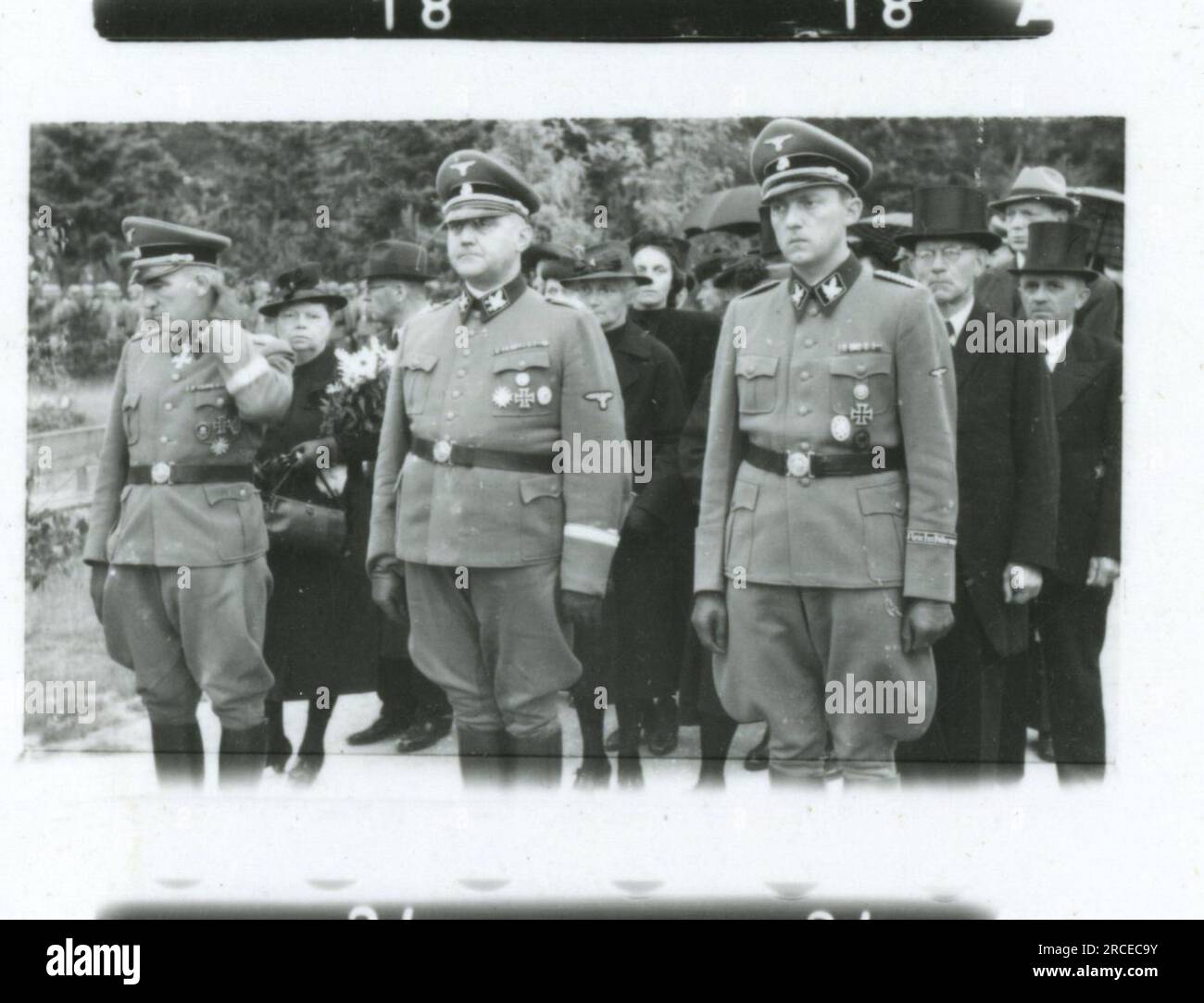 SS Photographer Falkowski (1943) Individual soldier portrait photos ...