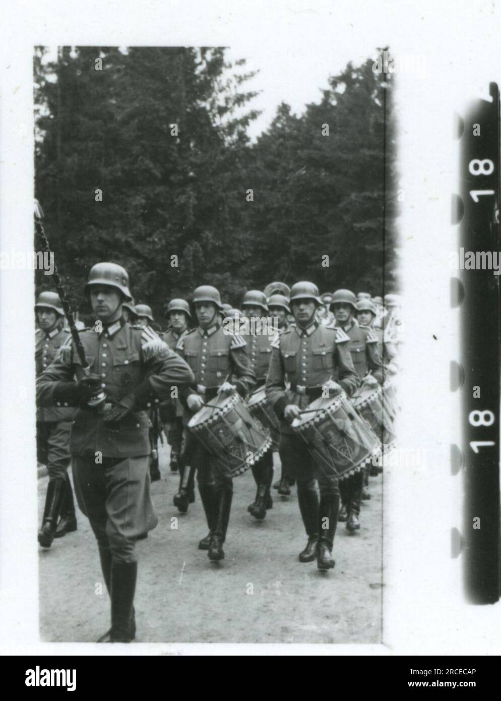 SS Photographer Falkowski (1943) Individual soldier portrait photos ...