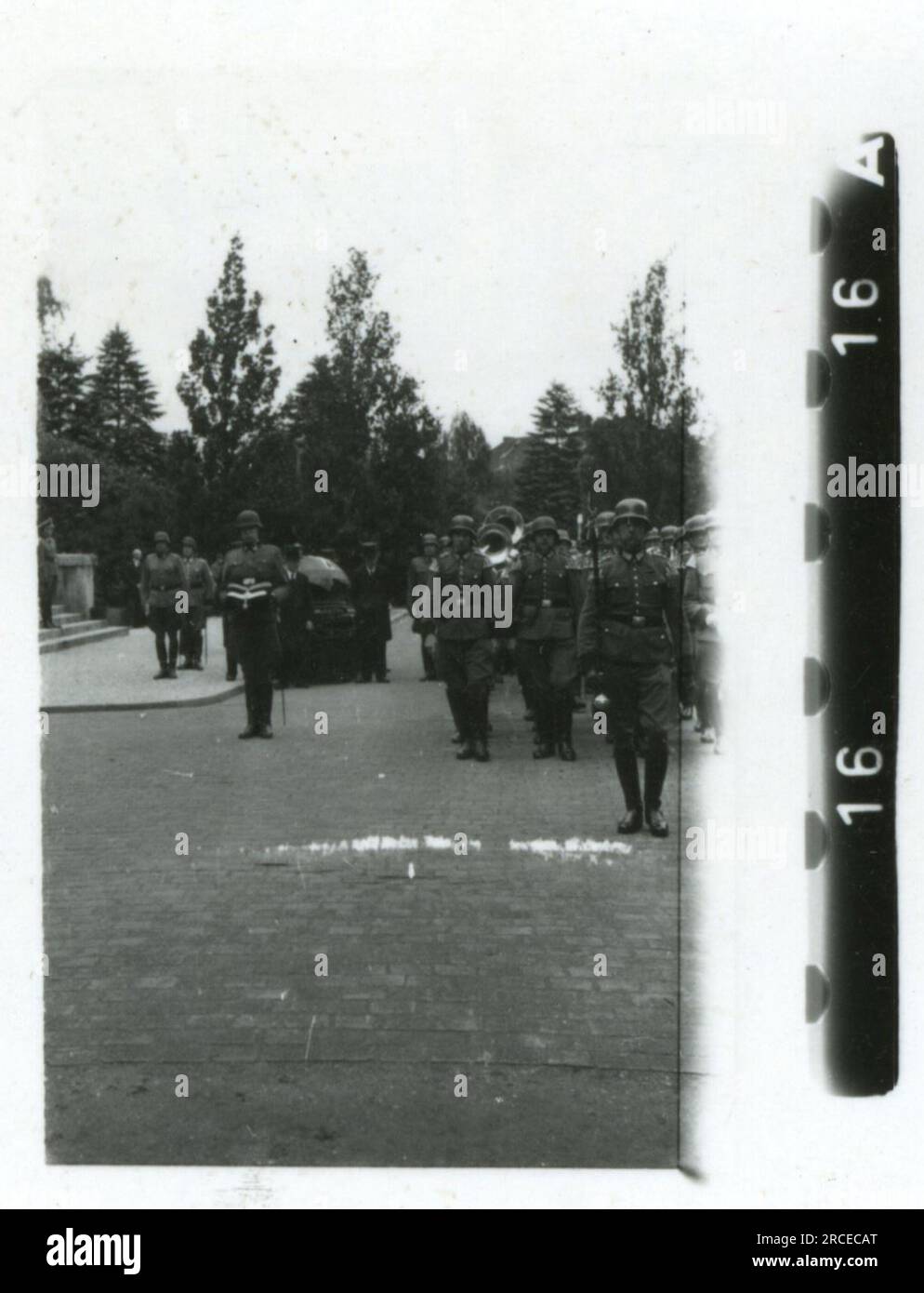 SS Photographer Falkowski (1943) Individual soldier portrait photos ...