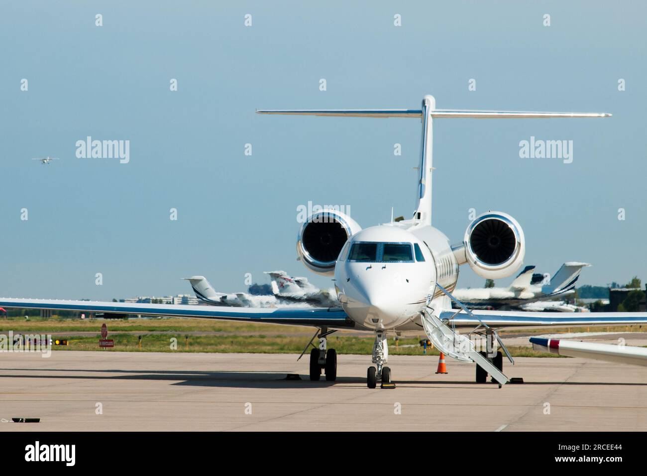 Upscale aircraft hi-res stock photography and images - Alamy