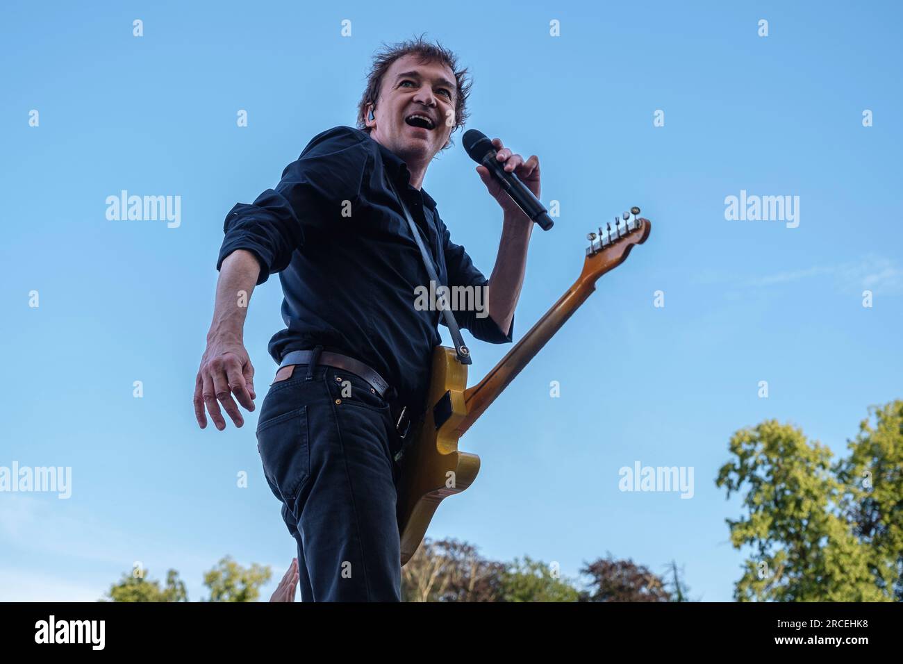 The french singer Cali plays live at Lasemo festival | Le chanteur ...