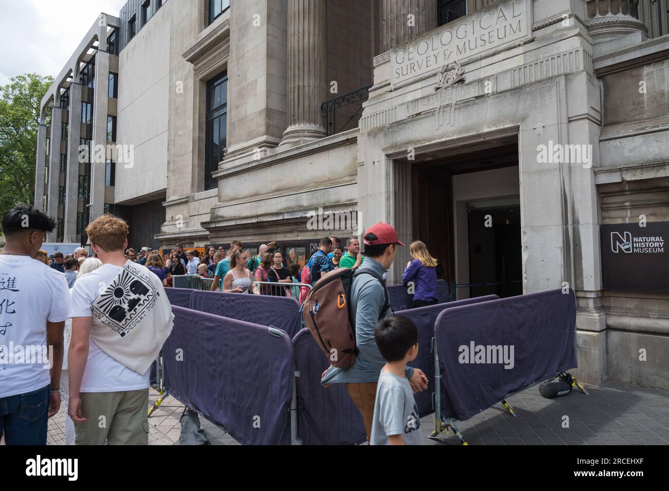 Queueing england hi-res stock photography and images - Alamy