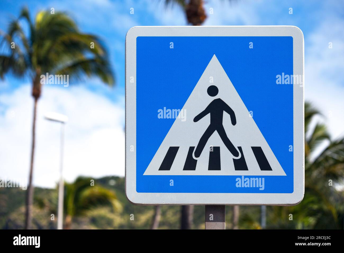 A blue European pedestrian crossing sign Stock Photo - Alamy