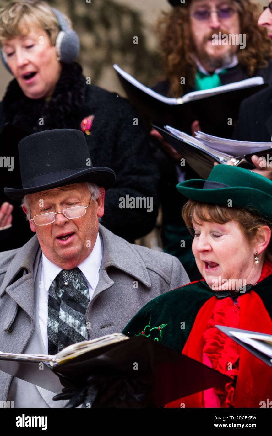 Christmas caroling snow hi-res stock photography and images - Alamy