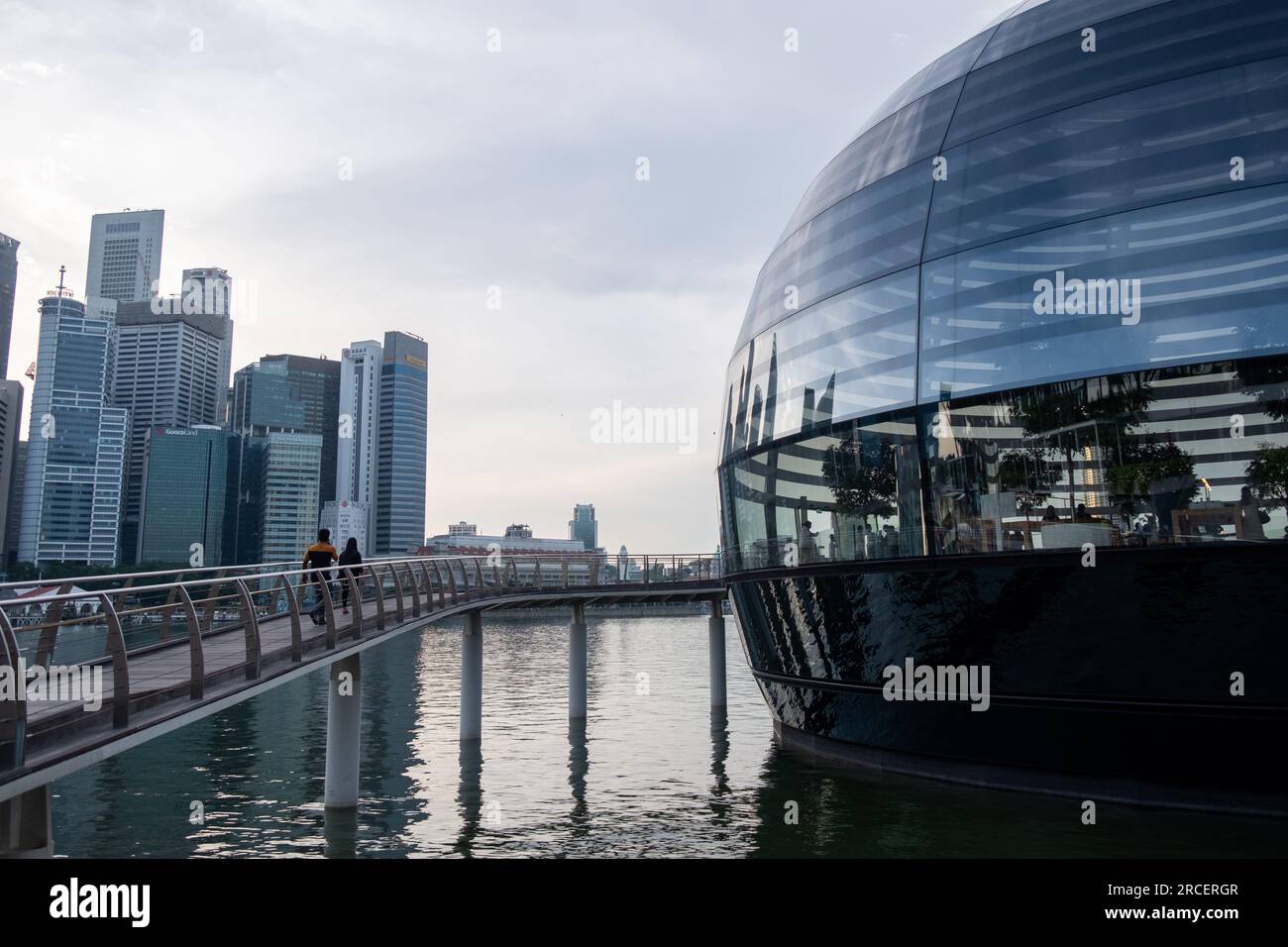 Singapore - 20 October 2022: Apple Marina Bay Sands with a view of ...