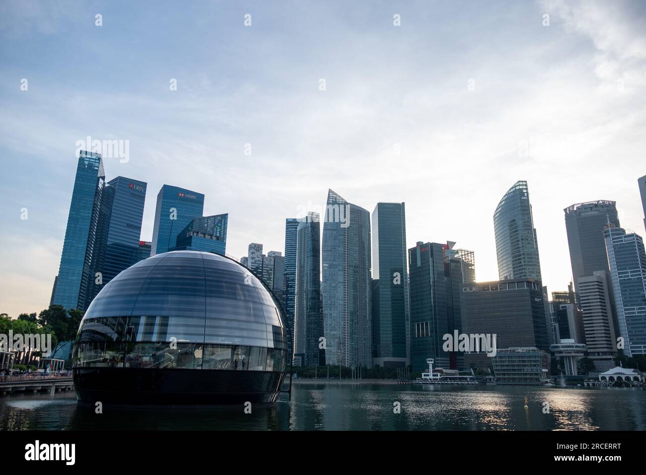 Singapore - 20 October 2022: Apple Marina Bay Sands with a view of ...