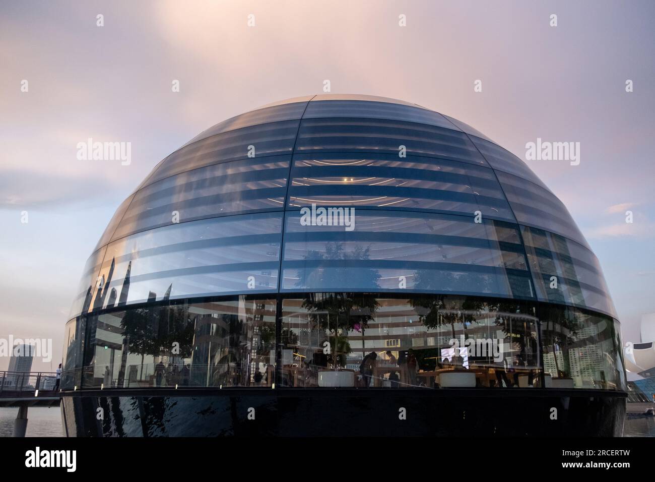 Singapore - 20 October 2022: Apple Marina Bay Sands with sunset sky ...