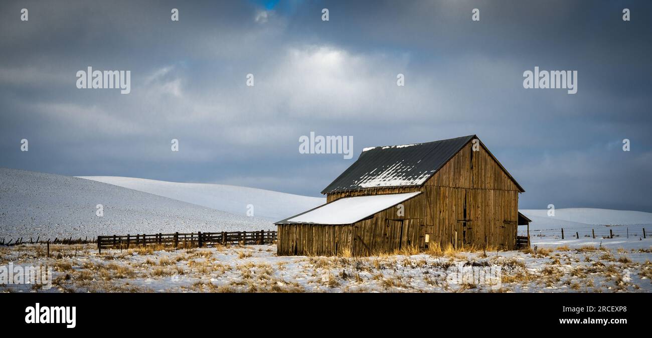 Small wooden barn hi-res stock photography and images - Alamy