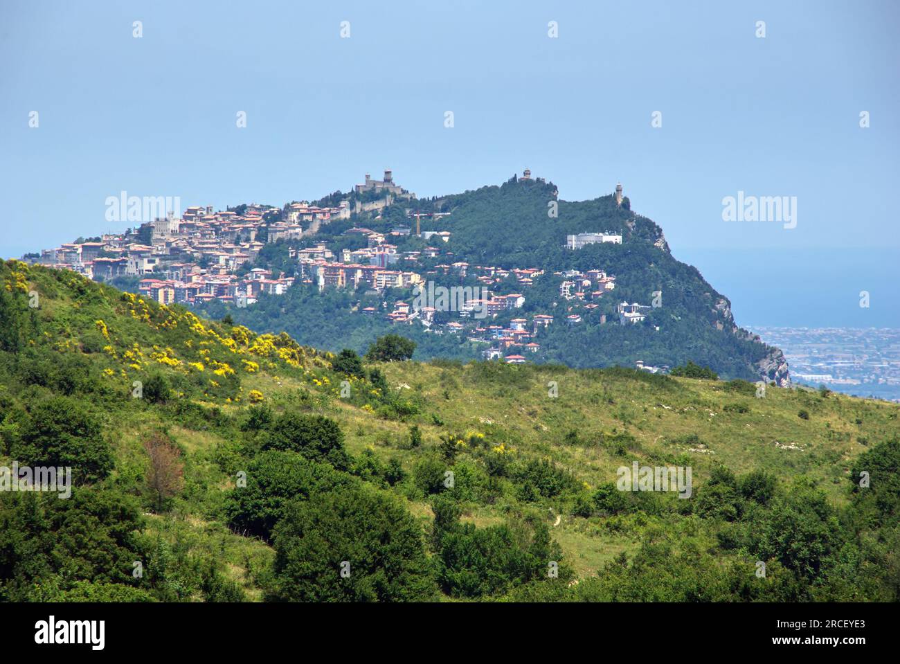 panorama del Monte Titano e della città di San Marino Stock Photo - Alamy