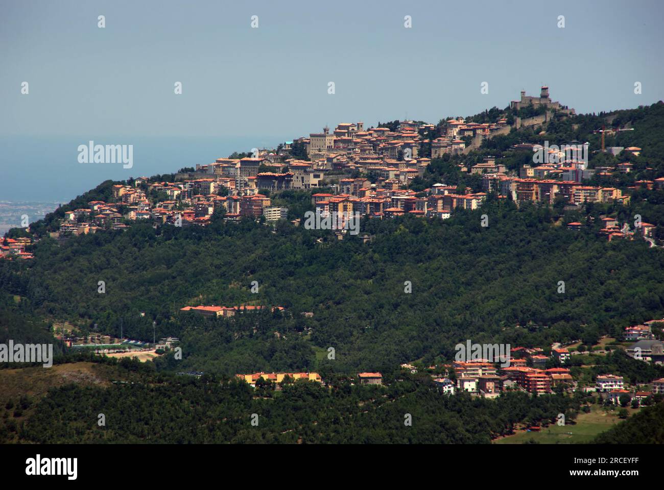 panorama del Monte Titano e della città di San Marino Stock Photo - Alamy