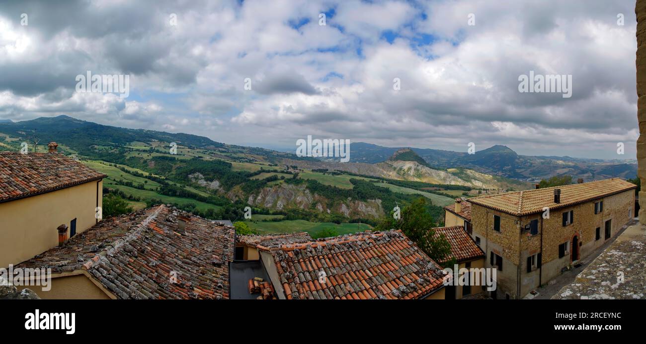 Panorama sulle montagne del Montefeltro da San Leo Stock Photo - Alamy