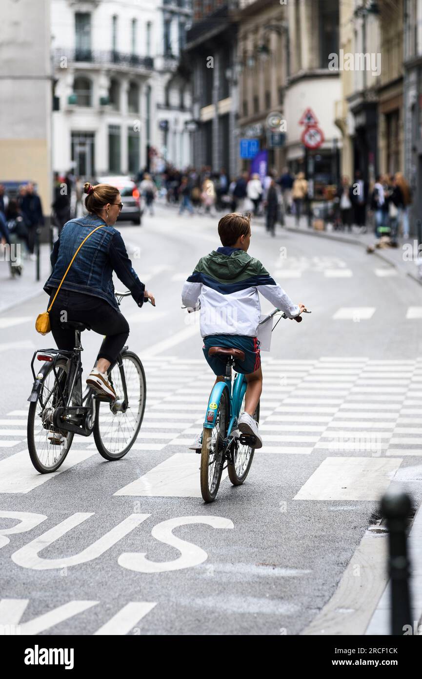 People riding on the bus and taxi way - Mother and son | Personnes ...