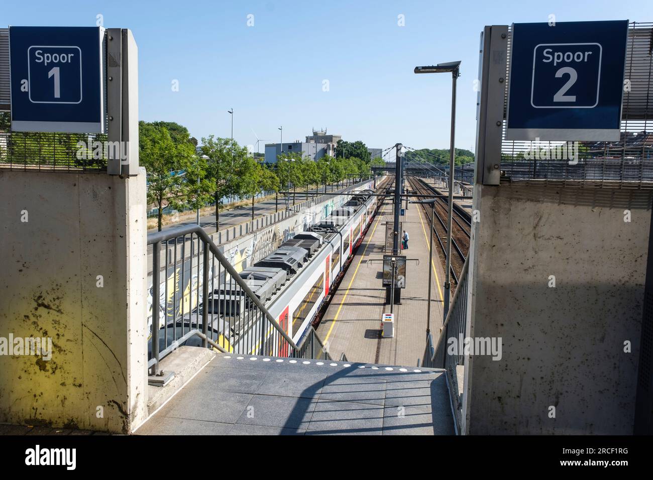 Train station and train along the platform in Hal | SNCB gare et train ...