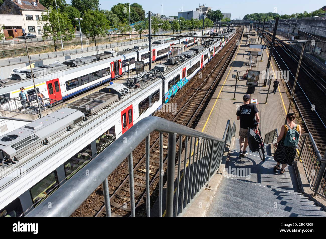 Train station and train along the platform in Hal | SNCB gare et train ...