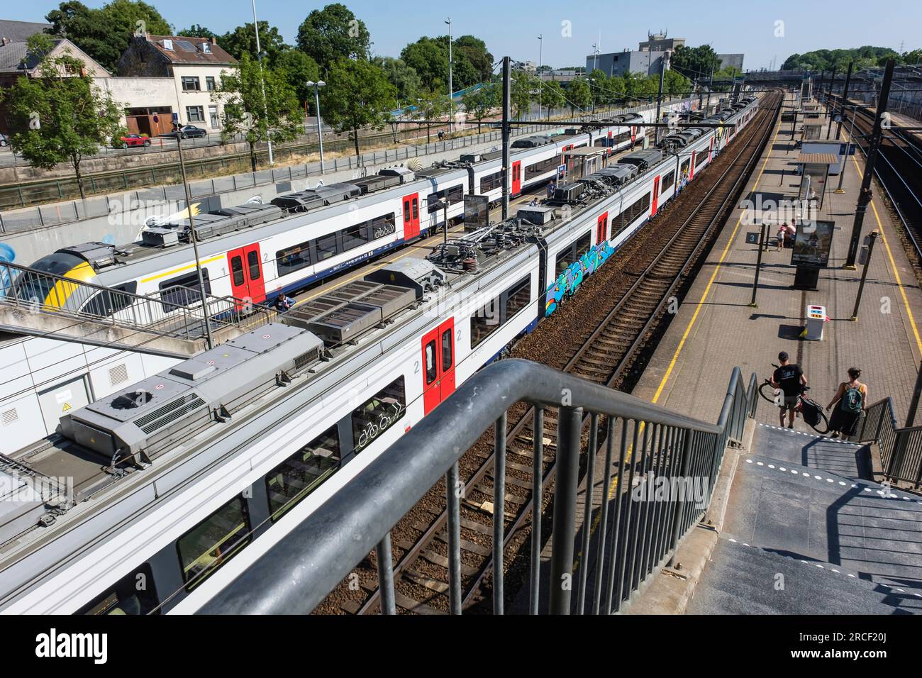 Train station and train along the platform in Hal | SNCB gare et train ...