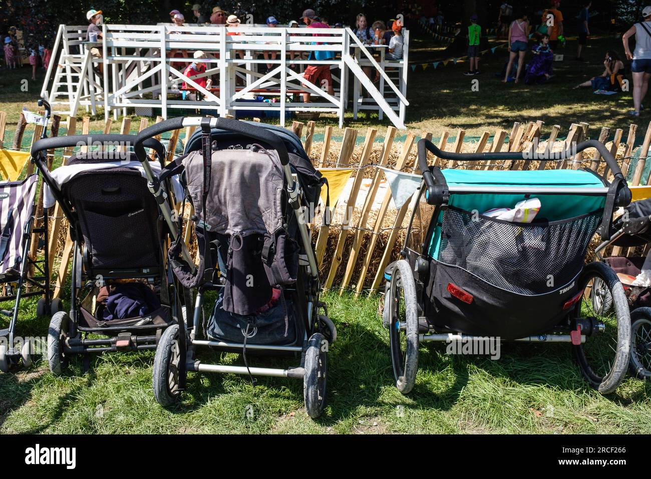Strollers aligned in front of a playground | Poussettes pour bebes ...