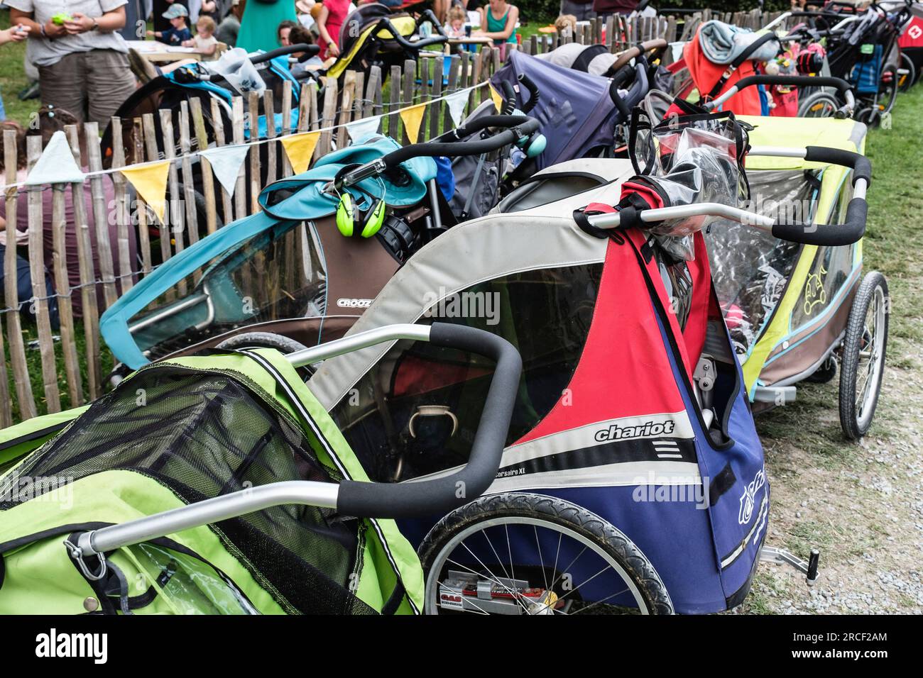 Strollers aligned in front of a playground | Poussettes pour bebes ...