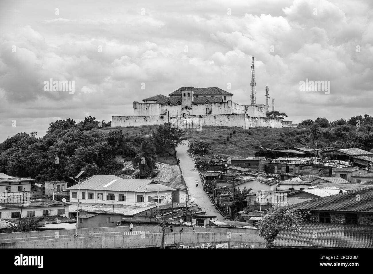 the fort at Elmina overlooking Elmina castle on the coast Stock Photo ...