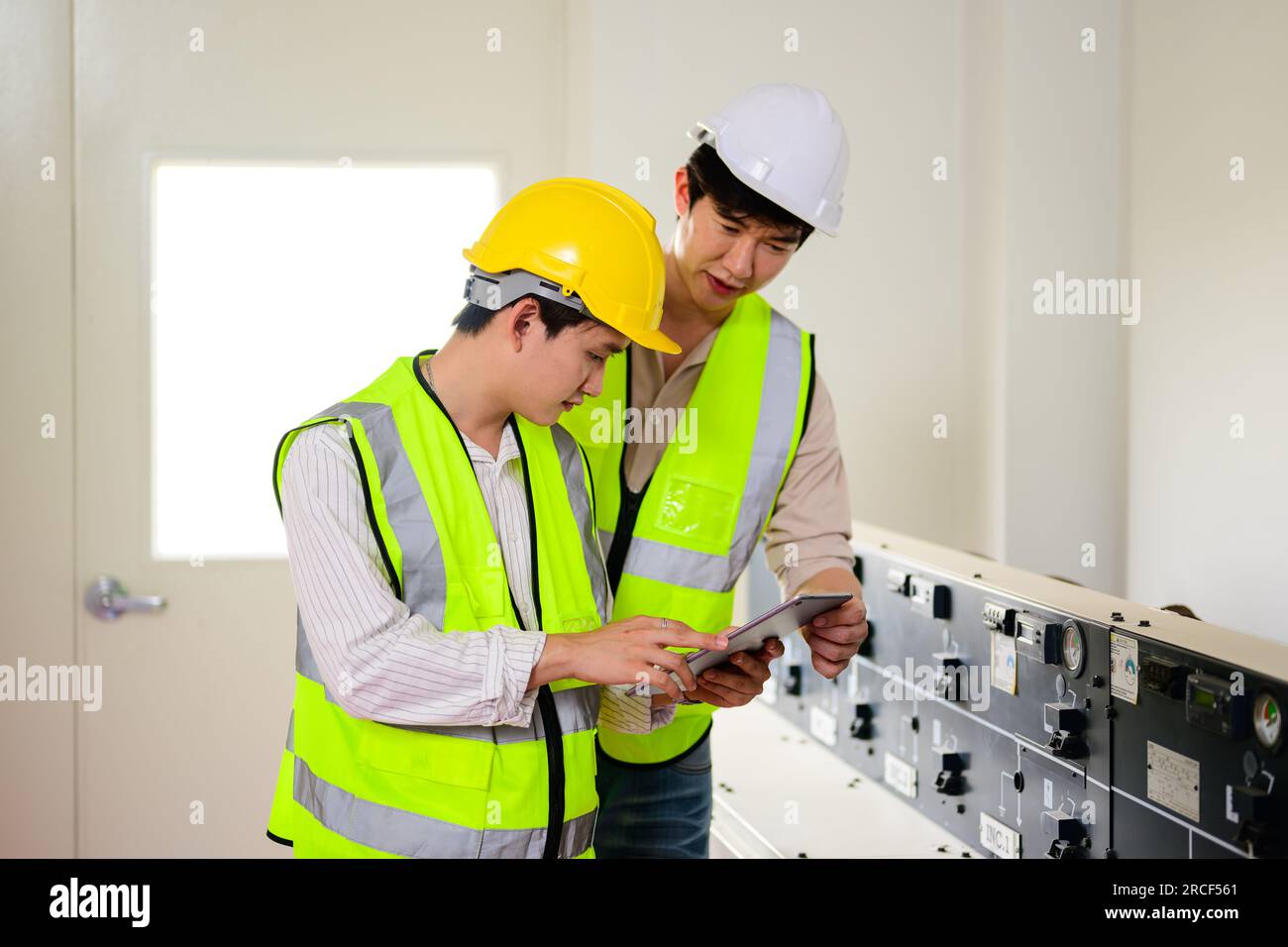 Maintenance engineers checking solar panels on solar cell farm Stock ...