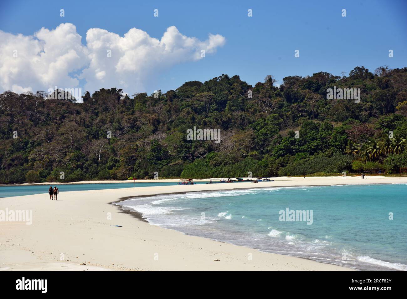 The Ross & Smith islands are joined together by a sandbar to make a ...