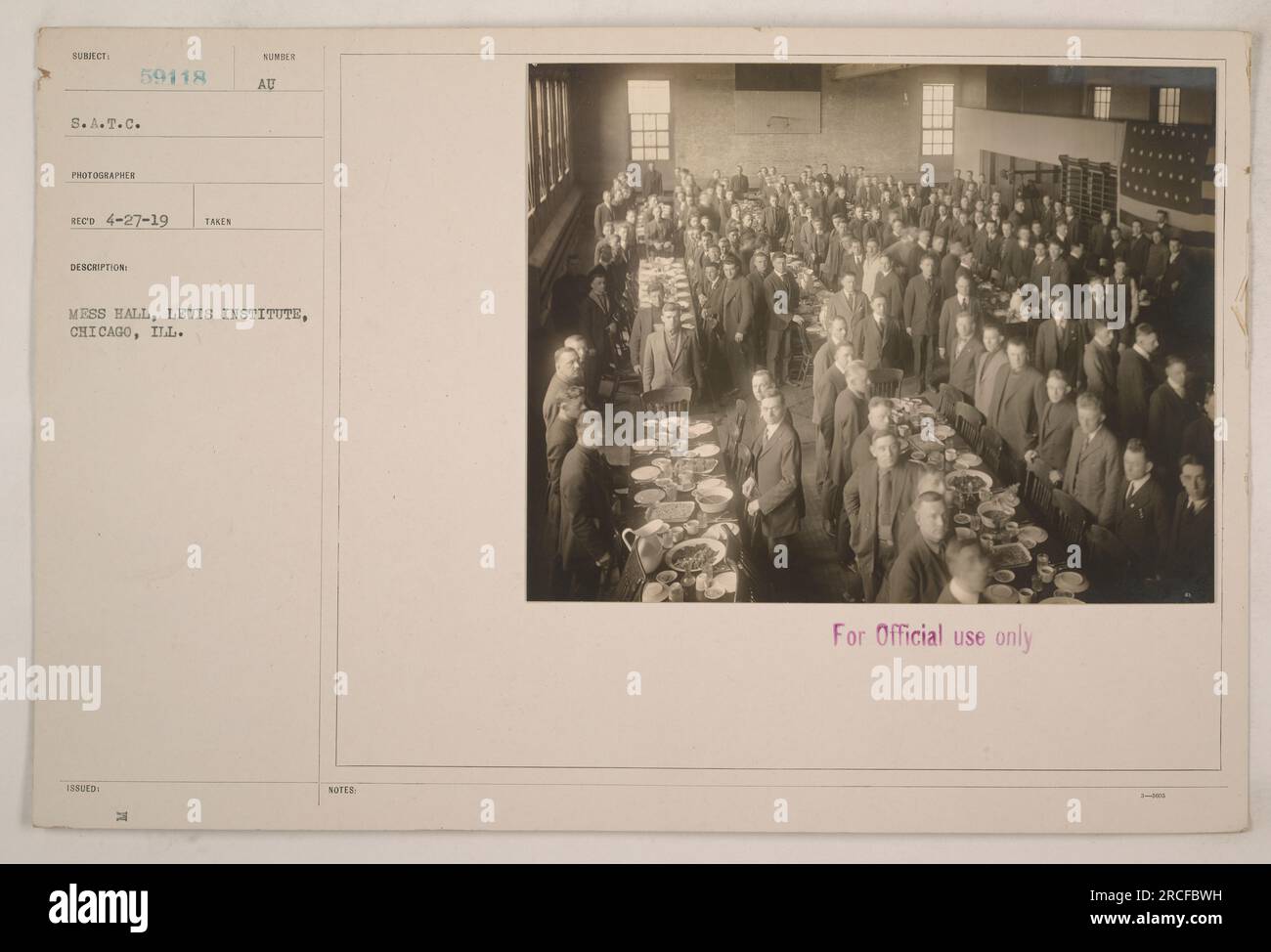 Soldiers eating in the mess hall at Lewis Institute in Chicago ...