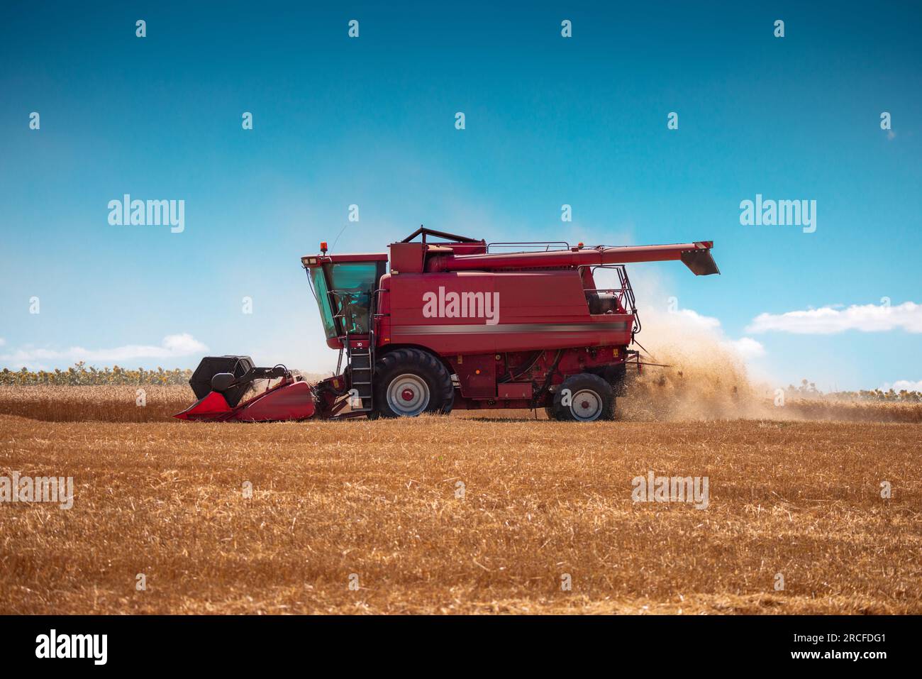 Combine harvester machine hi-res stock photography and images - Alamy
