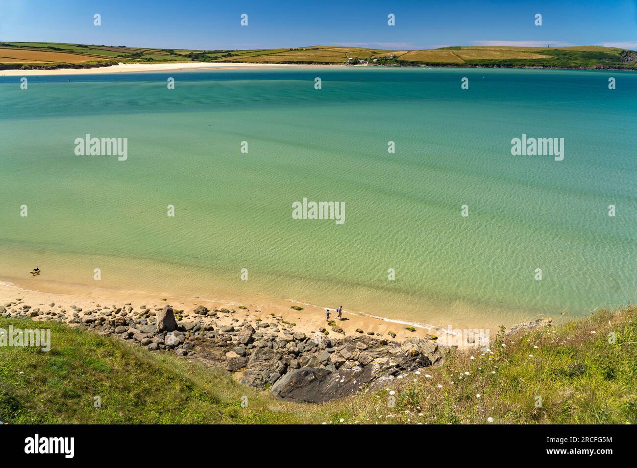 Strand der Daymer Bay und Mündung des Fluss Camel bei Rock, Cornwall ...