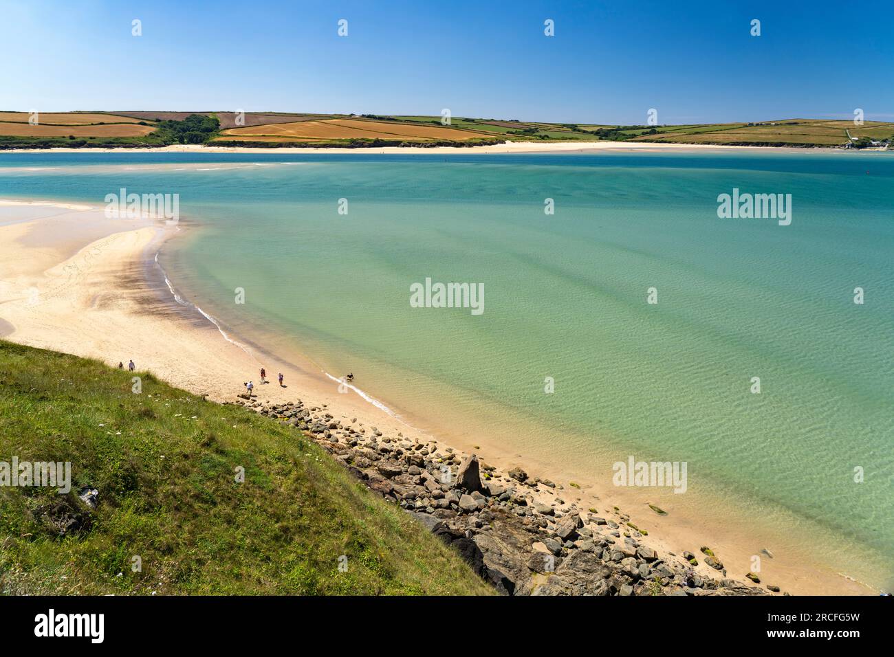 Strand der Daymer Bay und Mündung des Fluss Camel bei Rock, Cornwall ...