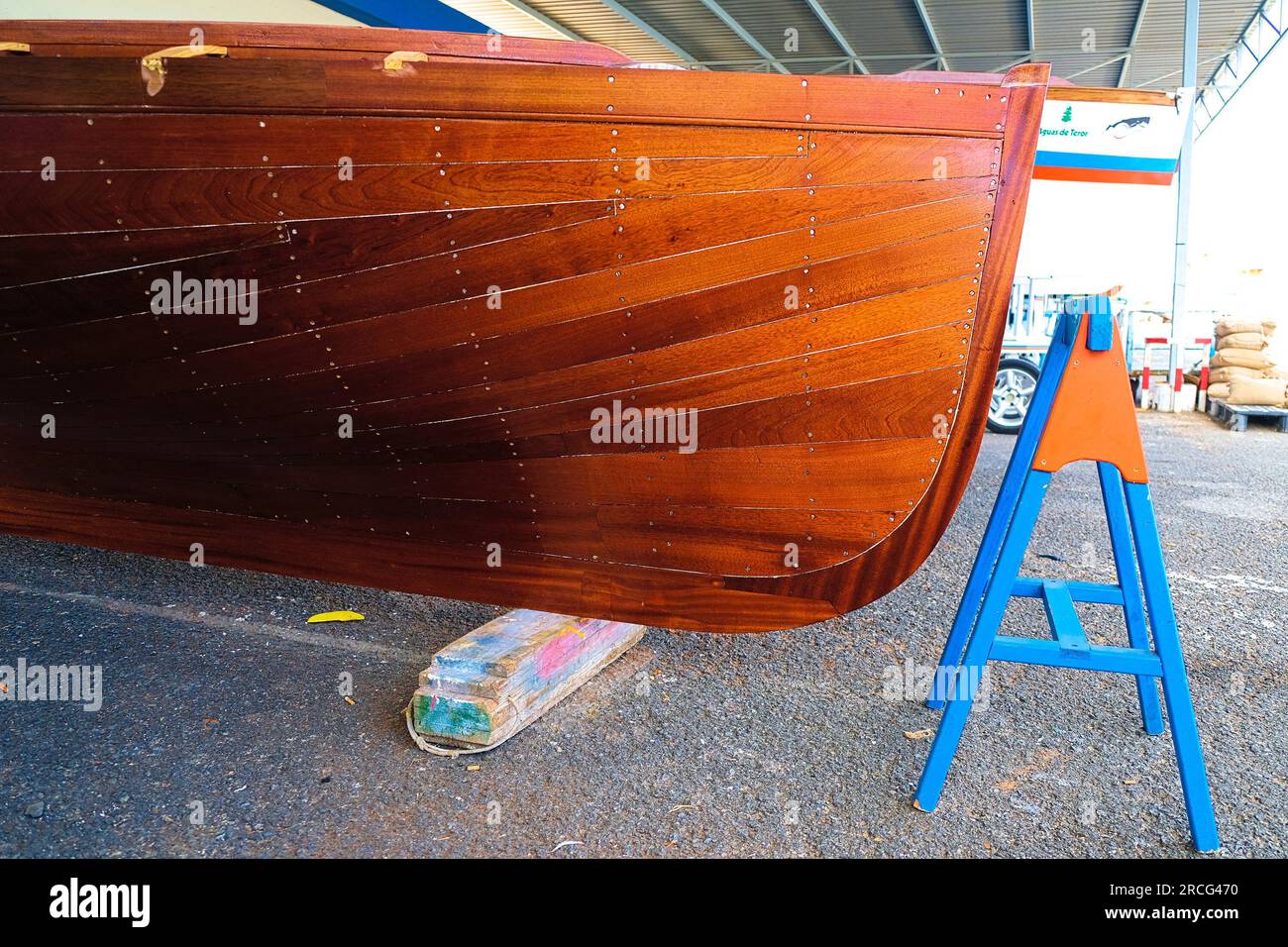 Small wooden boat construction details - bow topside detail, starboard ...