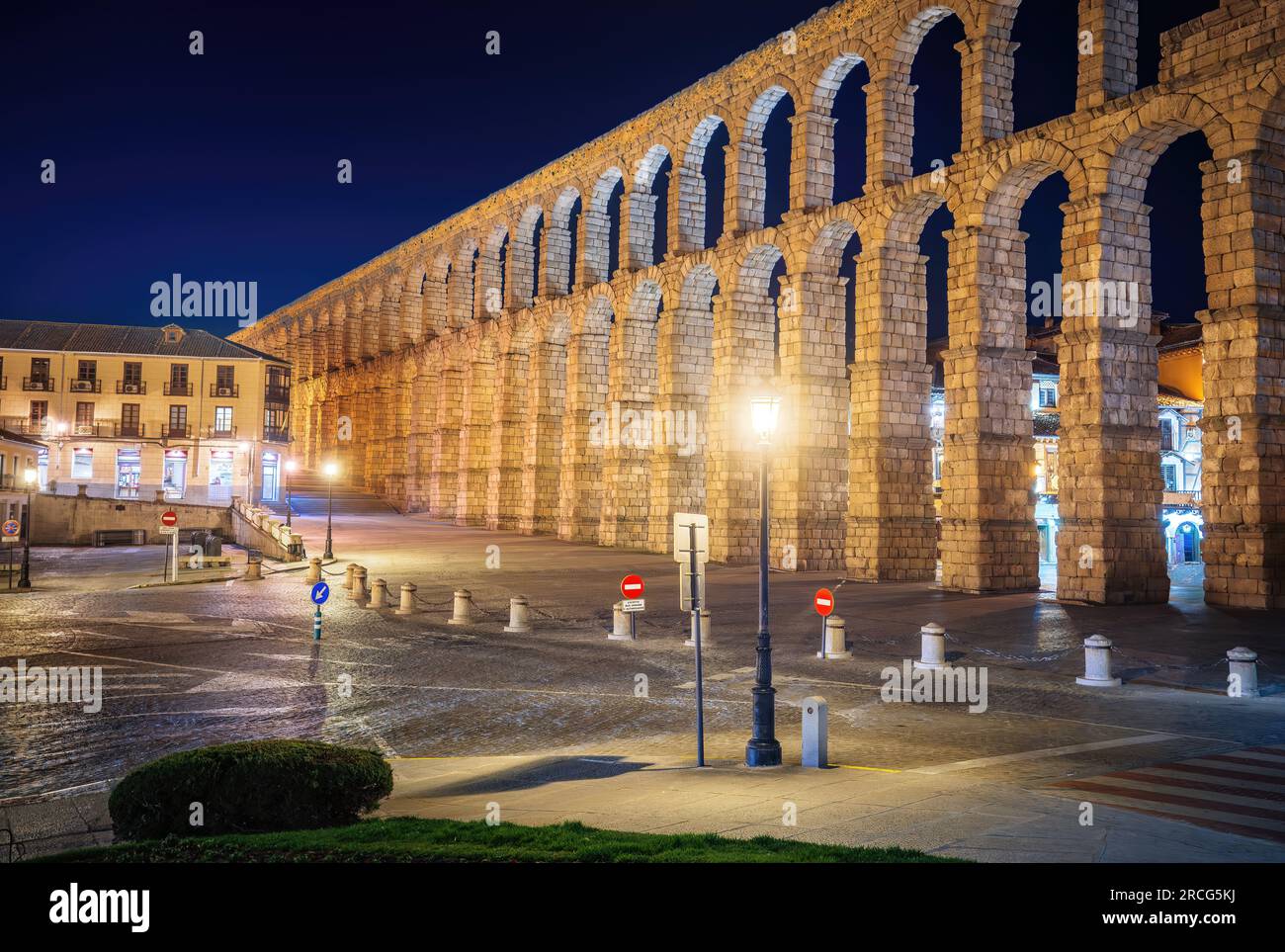 Aqueduct of Segovia at night - Segovia, Spain Stock Photo - Alamy